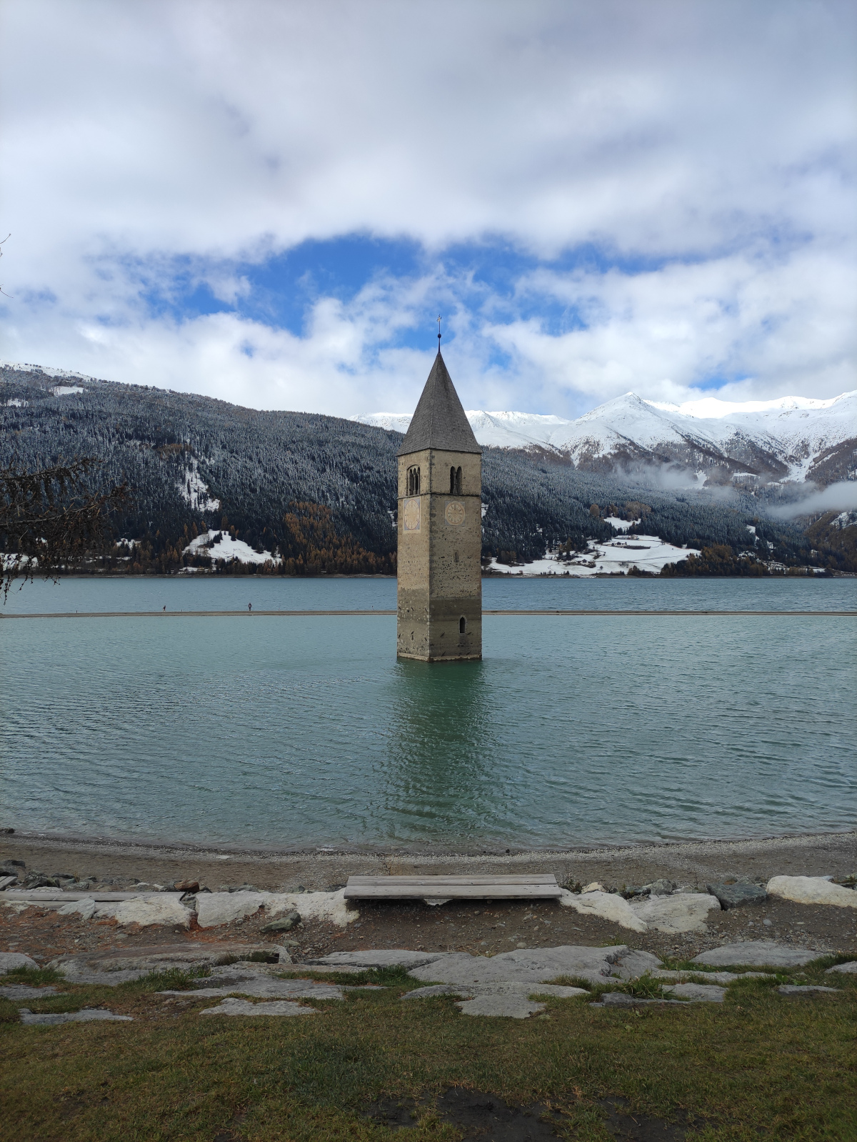 Der Reschensee mit seiner versunkenen Stadt zum Reschenpass